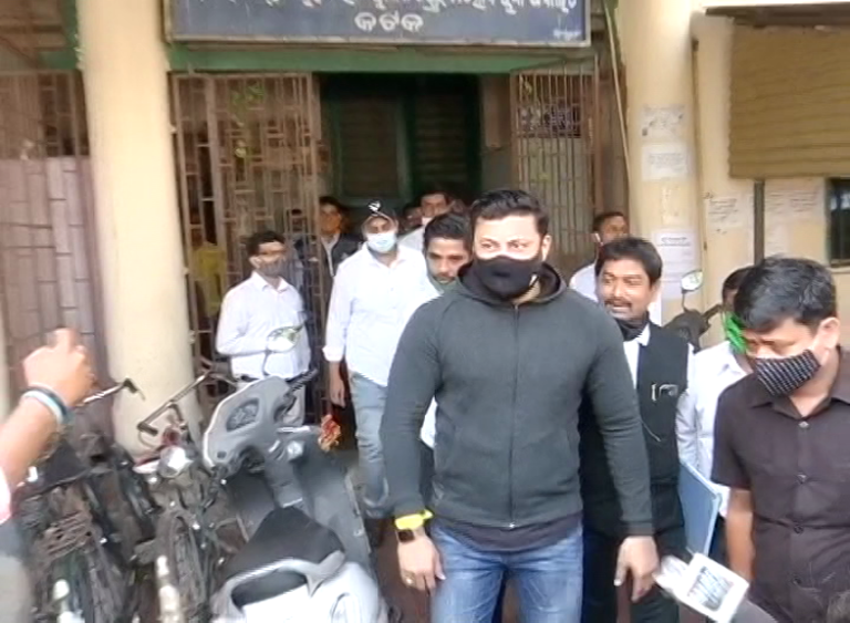 ପତି-ପତ୍ନୀ ବିବାଦ, SDJM କୋର୍ଟରେ ହାଜର ହୋଇ ପକ୍ଷ ରଖିଲେ ଅନୁଭବ