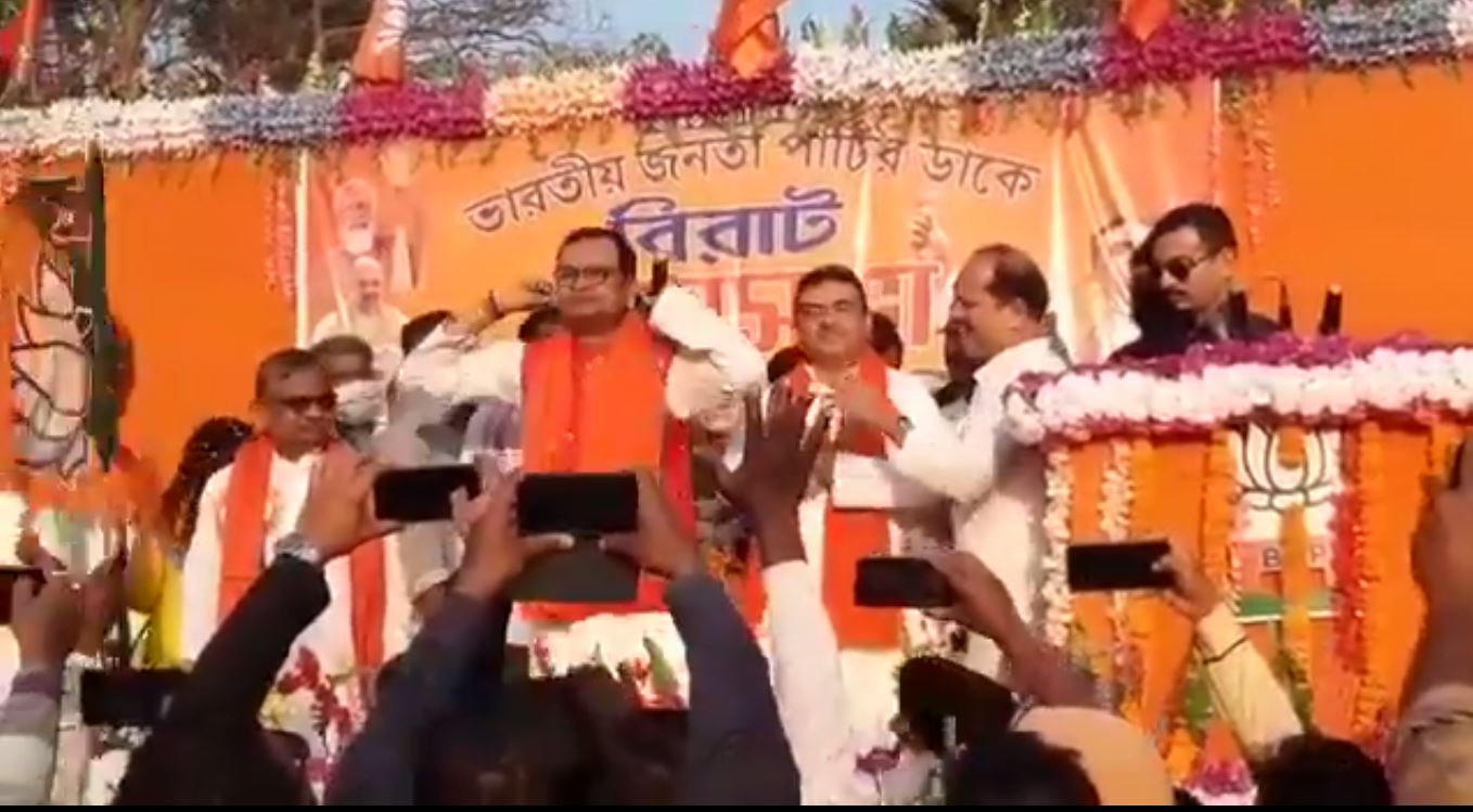 ମଞ୍ଚରେ କାନ ଧରି ନେତା ହେଲେ ବସ୍ ଉଠ, କହିଲେ ପାପର କରୁଛି ପ୍ରାୟଶ୍ଚିତ